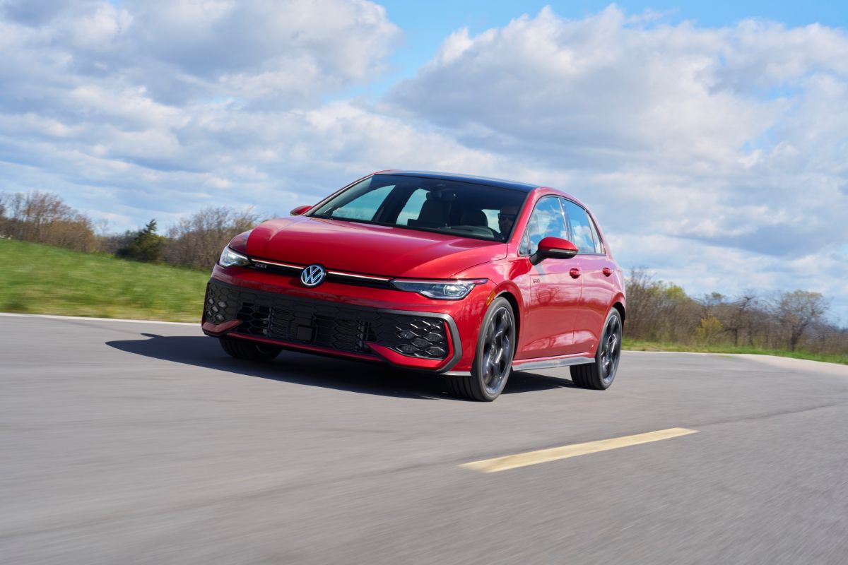 Volkswagen presentó los renovados GTI y Golf R del 2025 - AutoNews-Wire.com